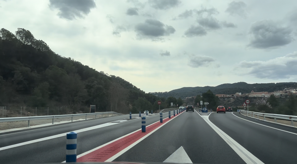 ¿Sabes qué debes hacer cuando conduces por un tramo de carretera ...